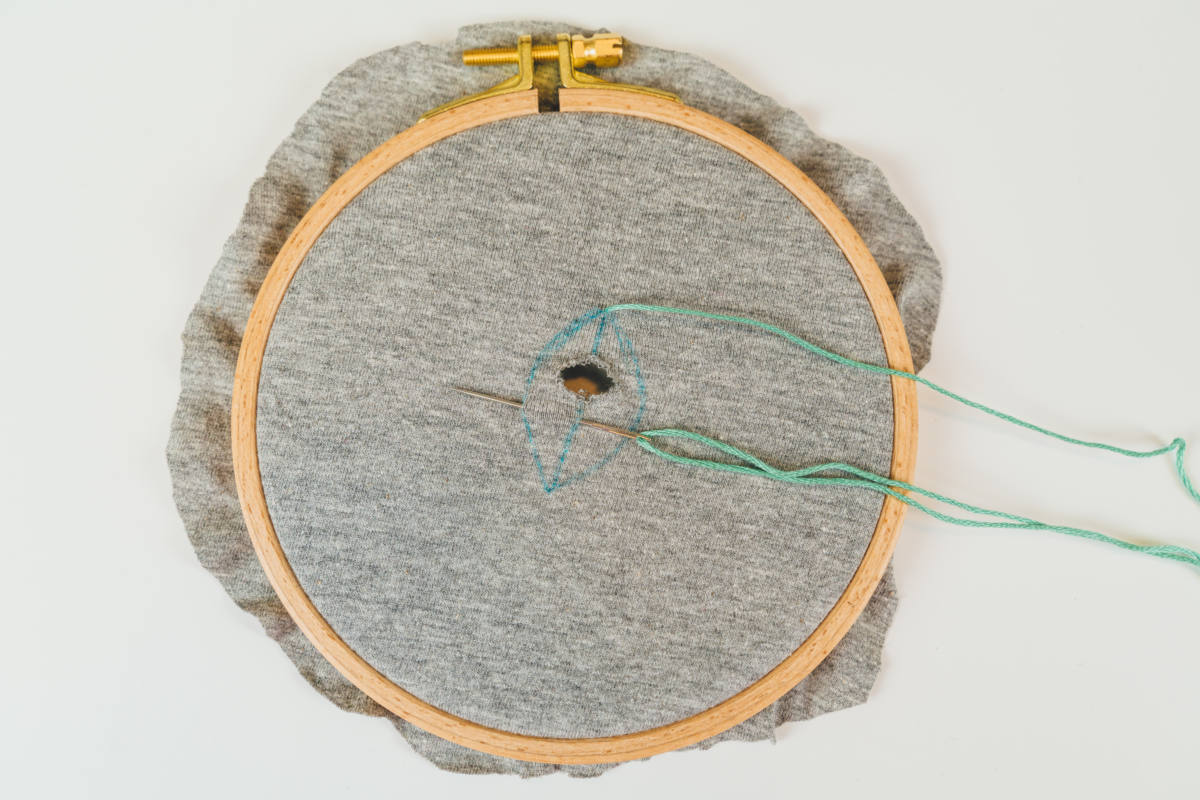 Sticken lernen: Blatt sticken mit dem Grätenstich - um ein Loch zu überdecken