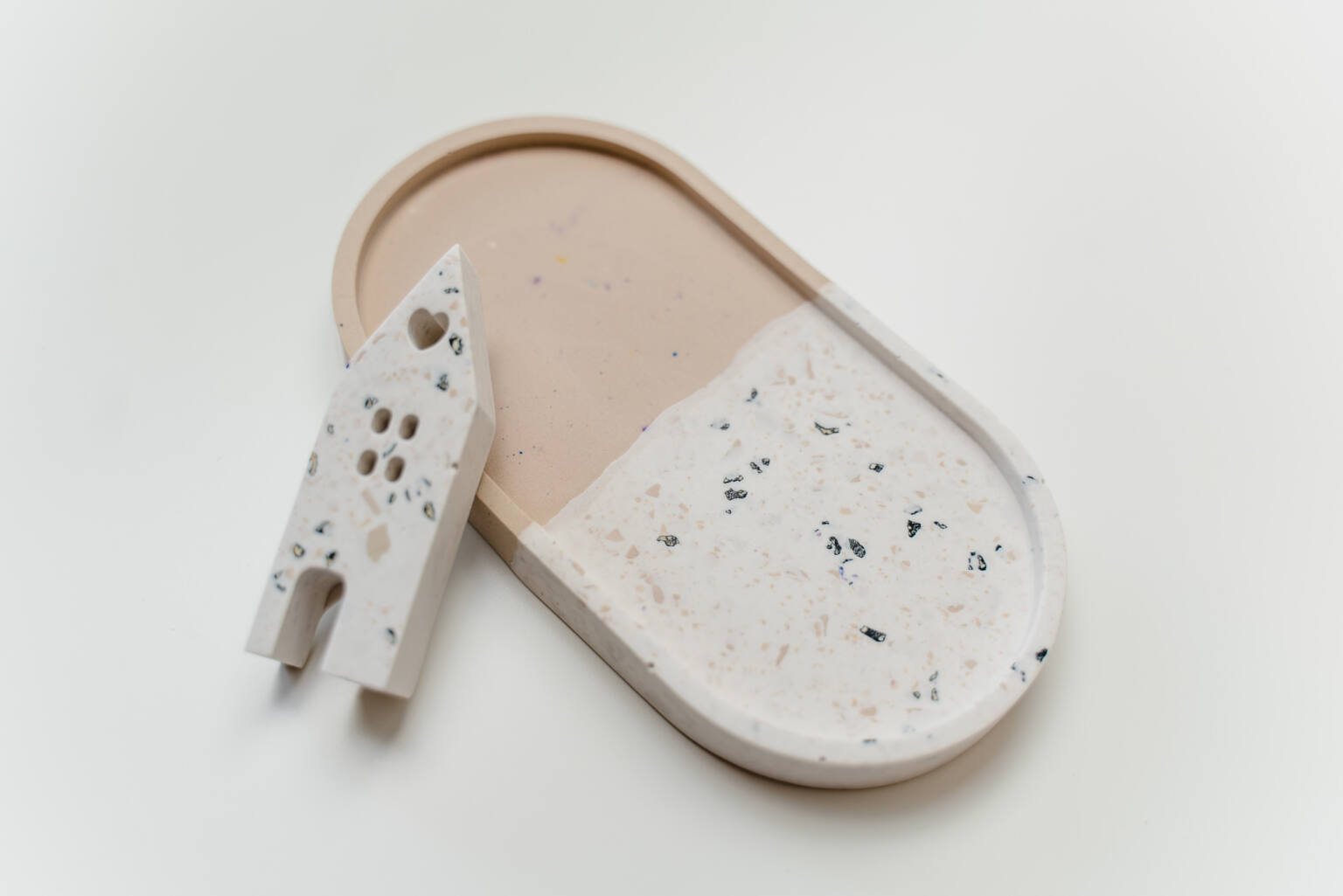 Raysin färben und bemalen - Tipps für farbenfrohe Deko-Objekte aus Gießpulver