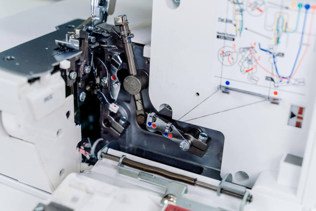 Overlock einfädeln in der richtigen Reihenfolge - So geht es ganz einfach!