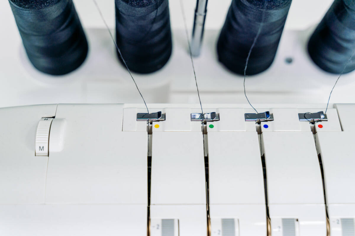 Overlock einfädeln in der richtigen Reihenfolge - So geht es ganz einfach!